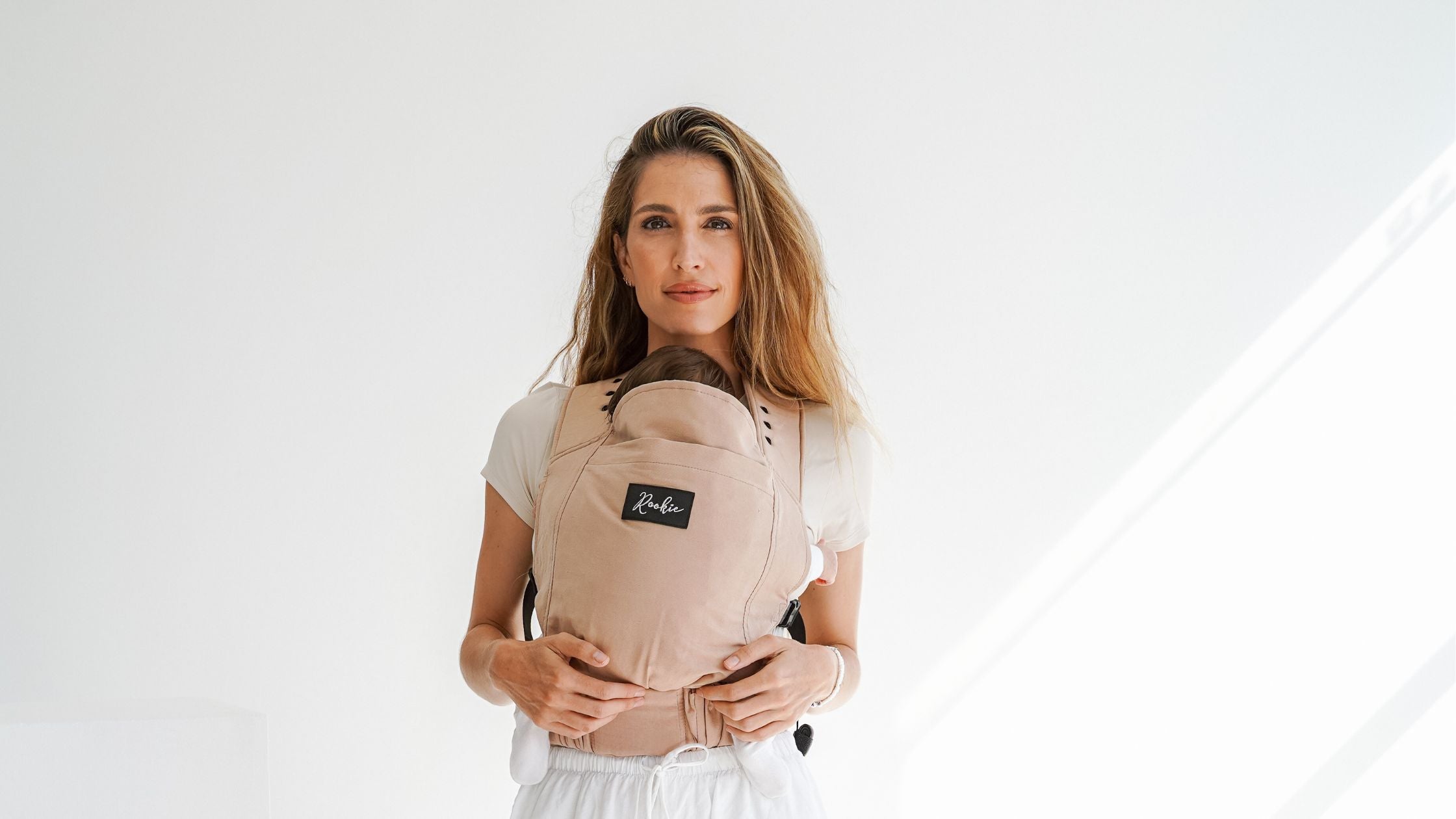 Babytrage für Neugeborene: Ab wann ist das Tragen sinnvoll? – ROOKIE